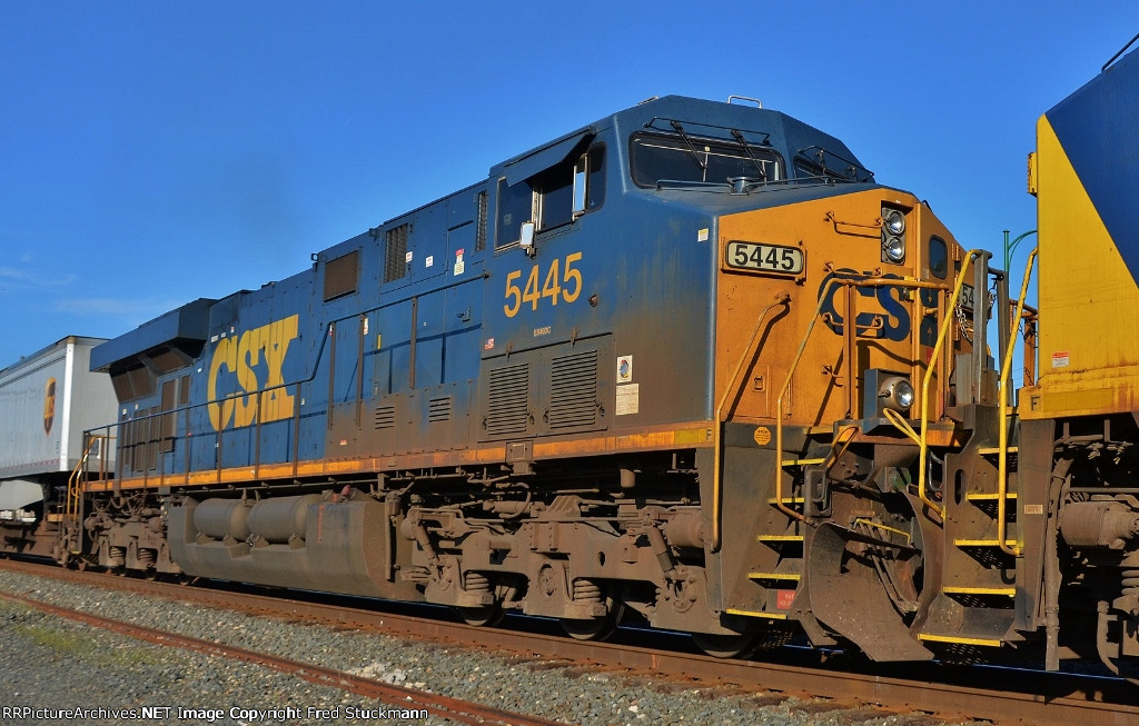 CSX 5445 finishes off my break.